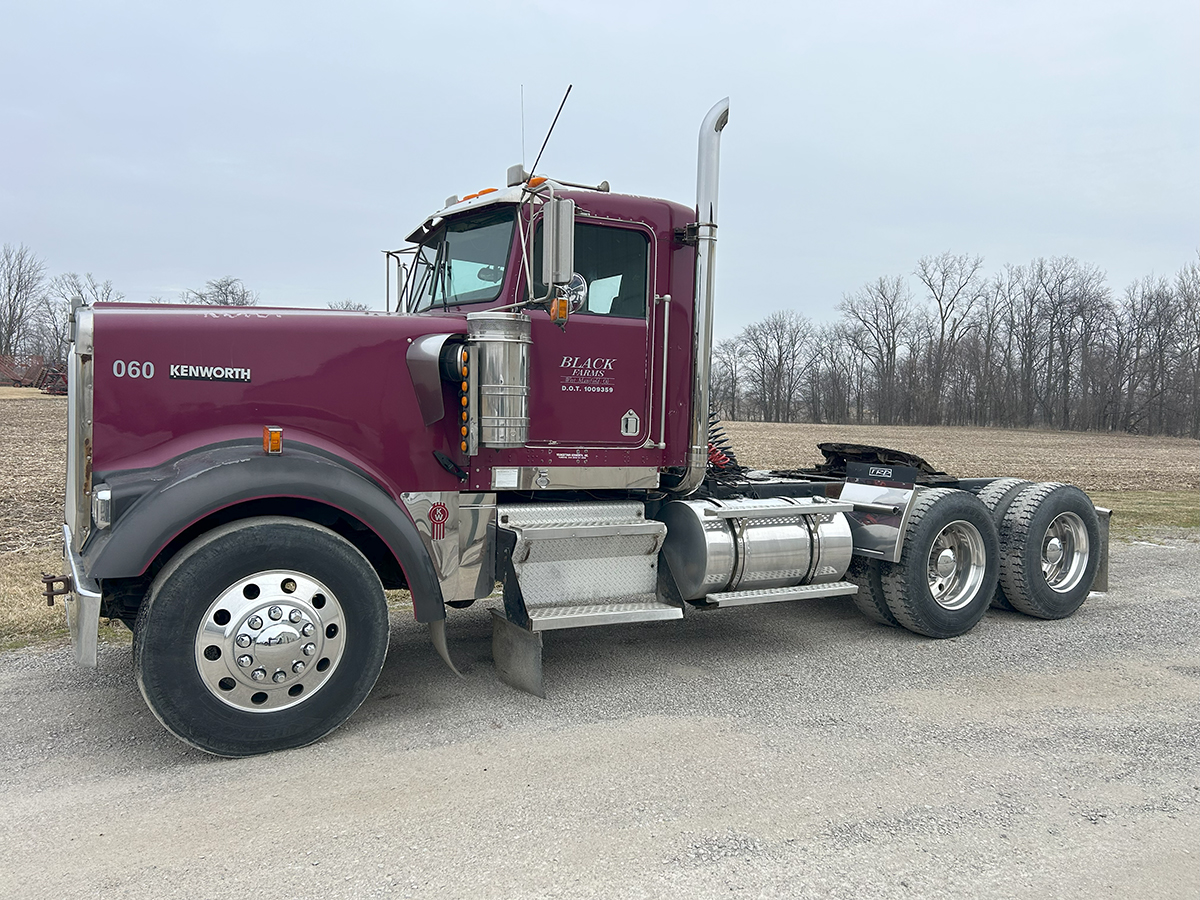 2004 Kenworth W900 day cab semi tractor