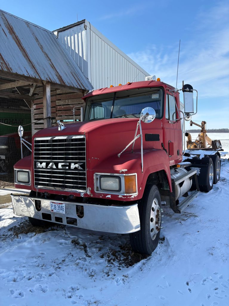 2000 Mack CH613 semi tractor