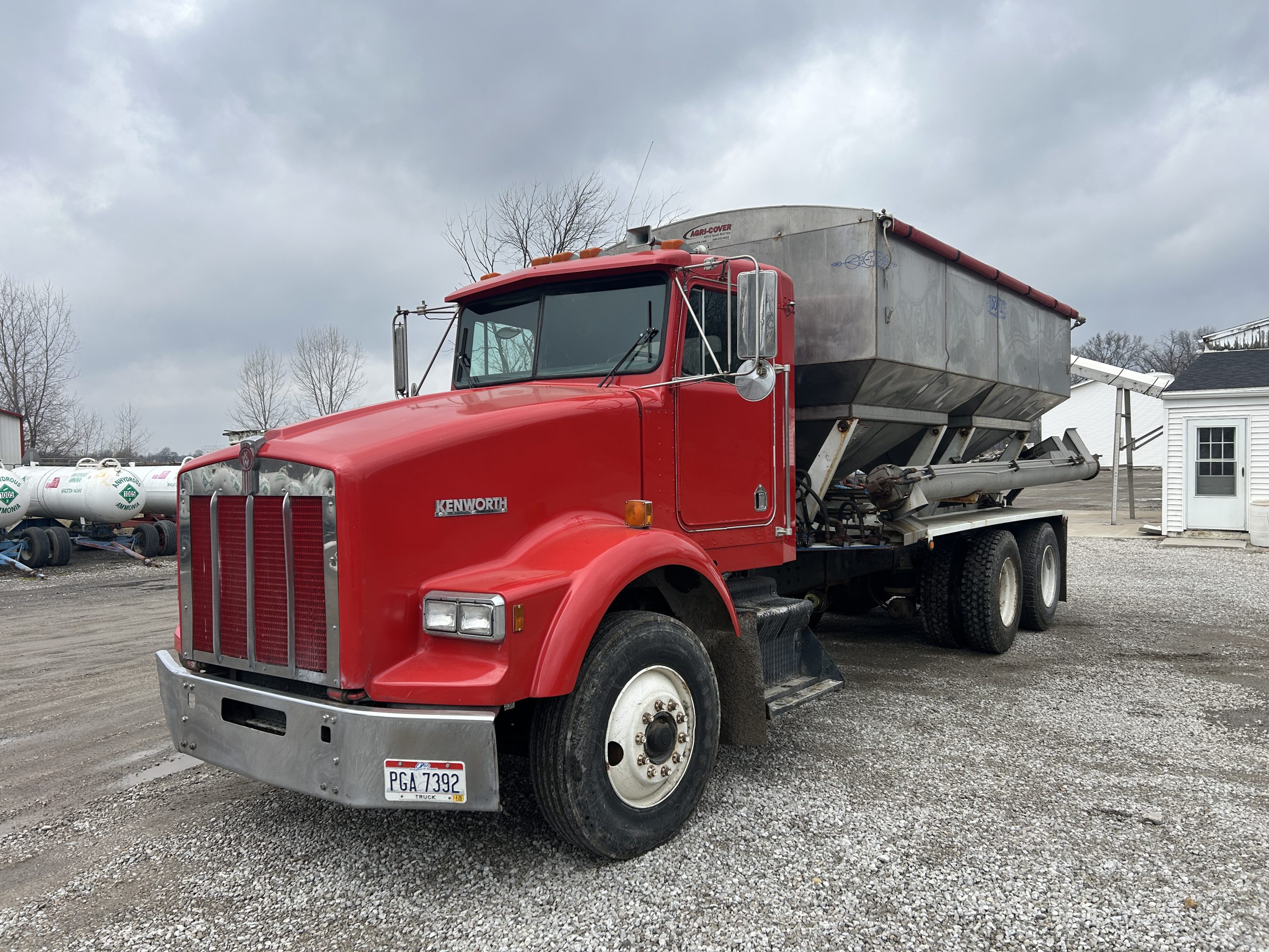 1989 Kenworth T800 dry fertilizer tender truck